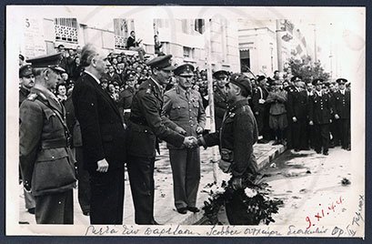Ο Ronald Scobie συγχαίρει τον Διοικητή της ΙΙΙ Ελληνικής Ορεινής ...
